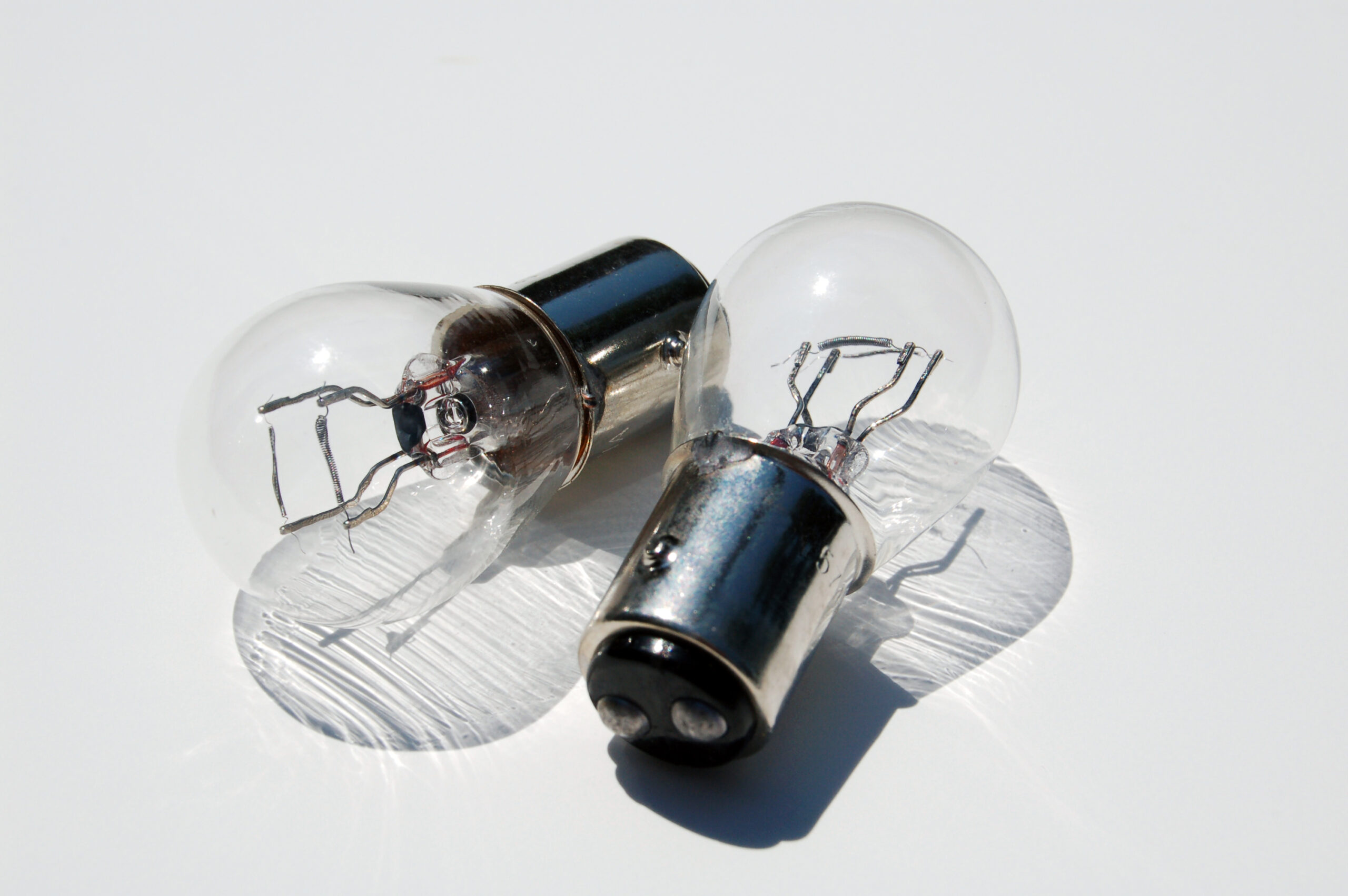 Induced currents generated by turning a magnet - Rincón educativo